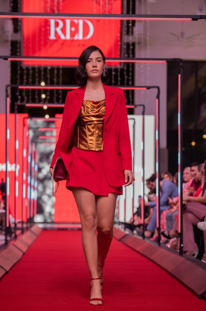 De Prati deslumbró con su icónica pasarela Red Edition – Revista Zona Libre